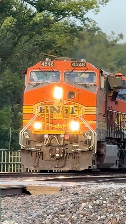 BNSF Dash 9 duo lead BNSF Grain train! #bnsfrailway #train #bnsf #bnsftrains - YouTube