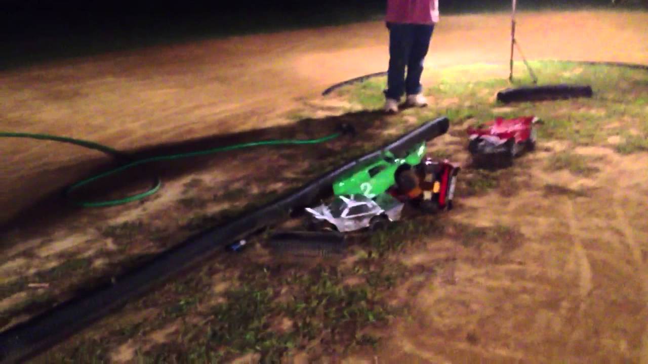 Rc demolition derby - YouTube