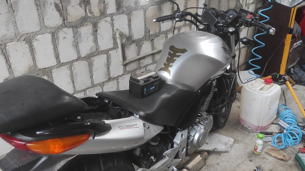 honda-cbf-500-cb-600-1000-jak-wyj-zamontowa-akumulator-poradnik