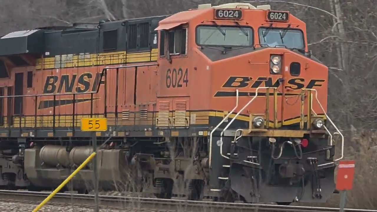 [4K] A BNSF GRAINER notches up passing an EB signal for a train! - YouTube