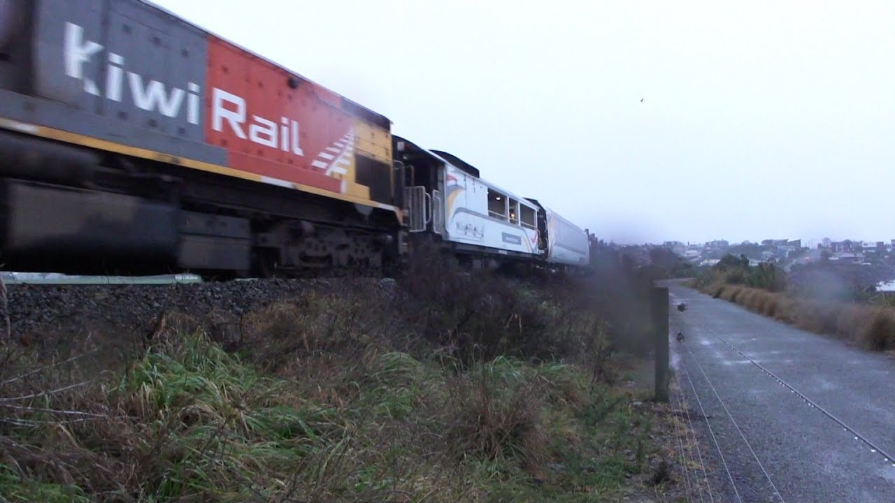 20170717 1643 - Mixed passenger and freight train? - YouTube