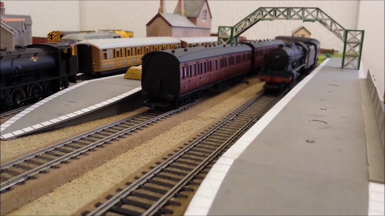 Mainline 37-056 LMS 'Scots Guardsman' with 2 coaches M55140 - YouTube