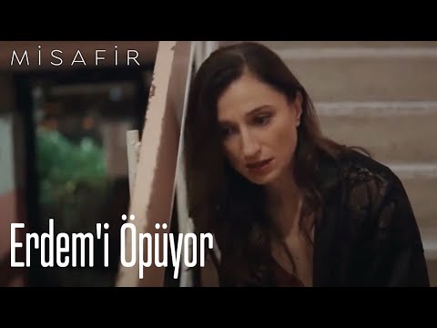 Erdem'i öpüyor