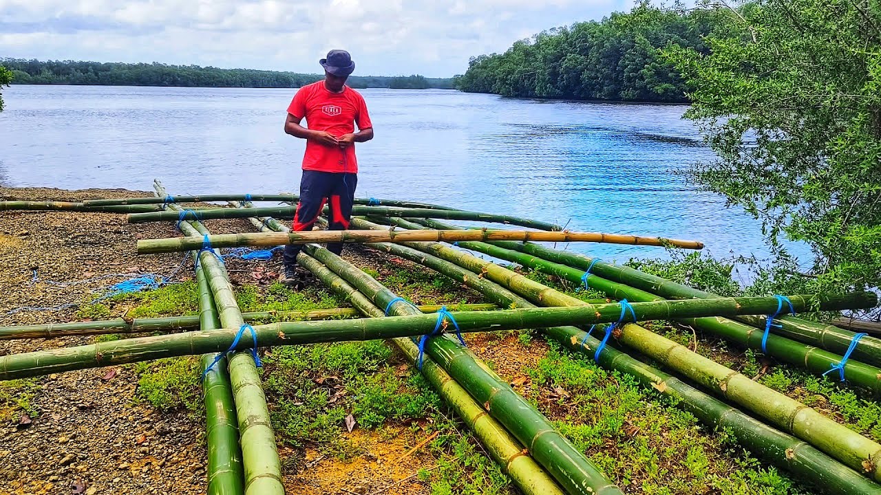 Camping hujan deras//membuat rakit bambu//rumah apung. - YouTube