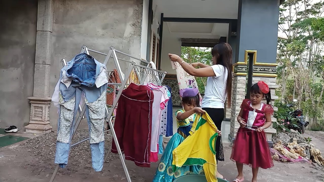 Bantu ibu jemur baju||putriku rajin bantu ibunya|| - YouTube