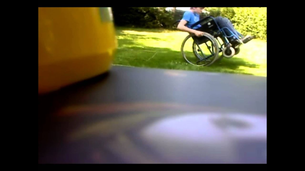 Rolstoel wheelie / Wheelchair wheelie.wmv - YouTube