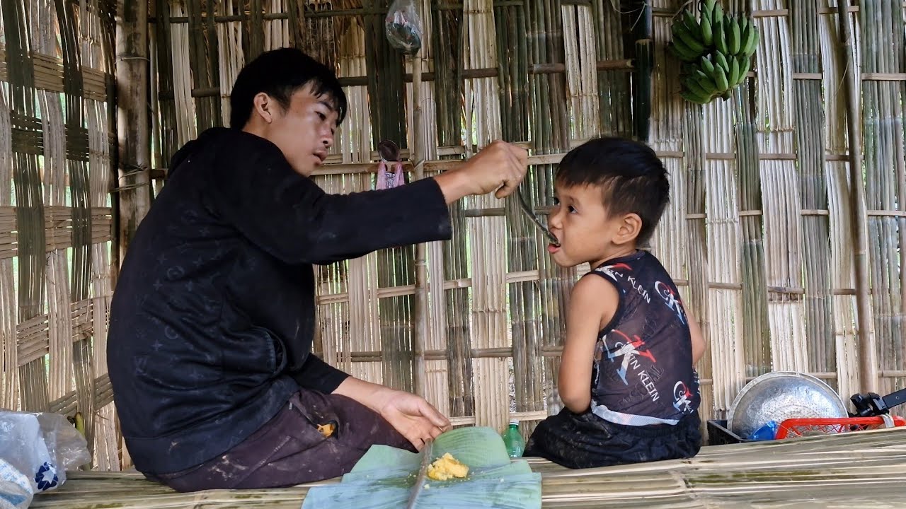 Tuan Ha chops bananas and makes flower gardens - YouTube