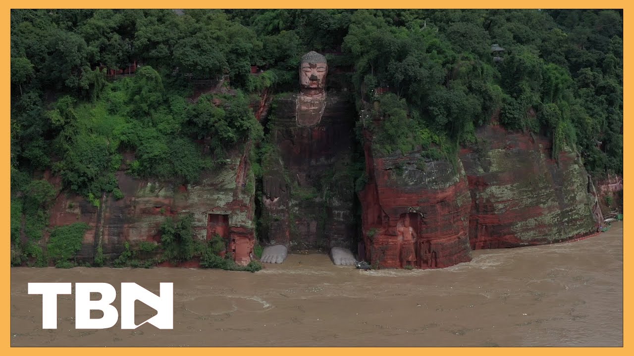 Flood has reached the feet of Leshan Giant Buddha, a 71-meter tall ...