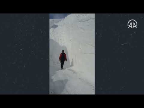 Van Bahçesaray kara yoluna çığ düştü