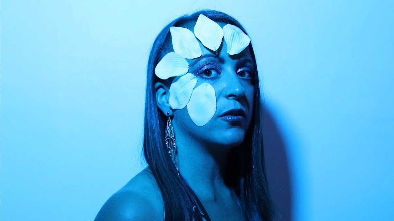 Flora Luna - Mon sort (Vidéoclip officiel) - YouTube