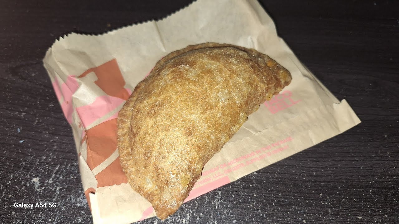 Food Review: Taco Bell's Cheesy Chicken Crispanada (NEW) - YouTube