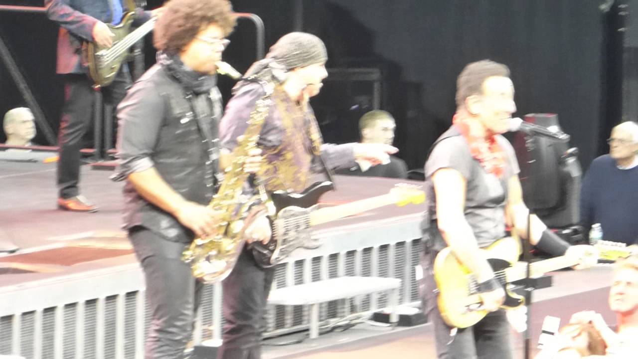 Bruce Springsteen - Rosalita ( Come Out Tonight) 4-25-16 Barclays ...