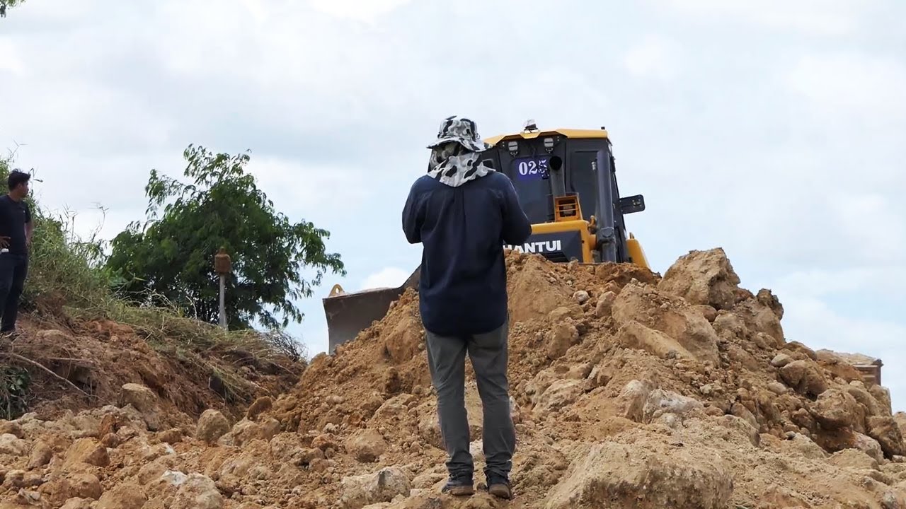 COOL Bulldozer Operator Pushing Spreading Dirt And Dump Truck Unloading ...