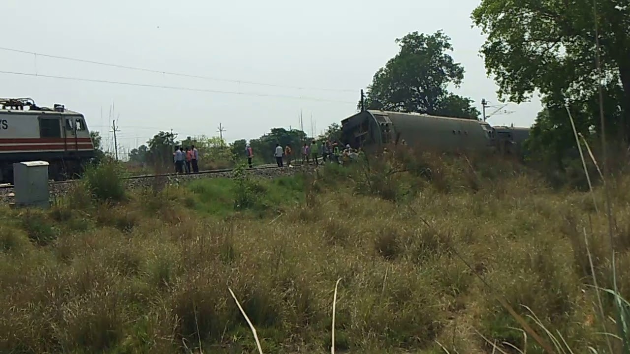 Kanpur train accident poorva express near rooma - YouTube