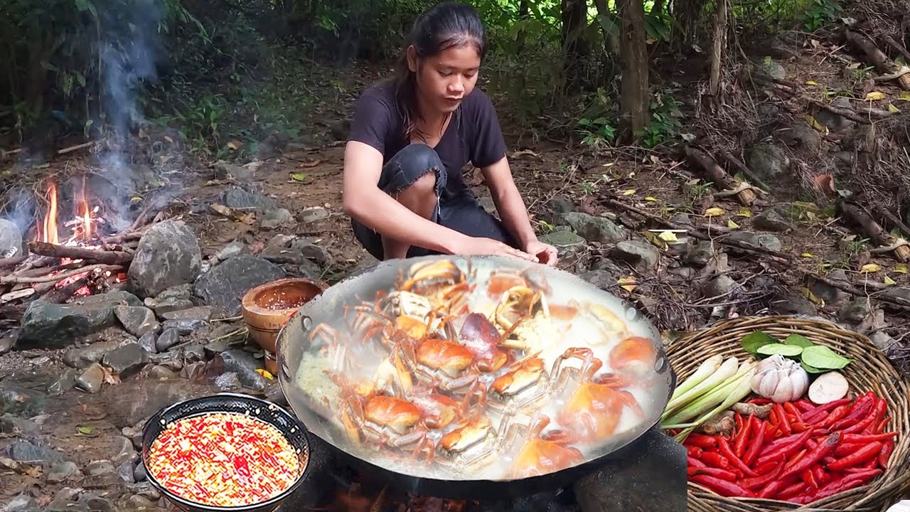 Catch and cook Big crab for food of survival - Big crabs Soup tasty for ...