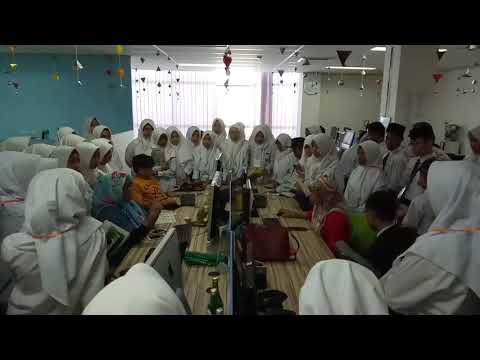 Suasana Siswa-siswi MTsN 1 Makassar Melihat Proses Edit Berita di Redaksi Tribun Timur