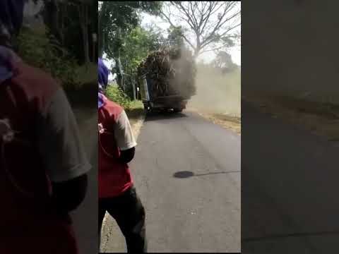 Detik detik truk tebu terguling akibat over load