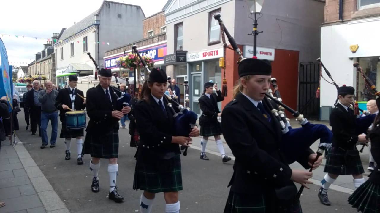 Pipers at Dingwall Feit Maree 2015. - YouTube