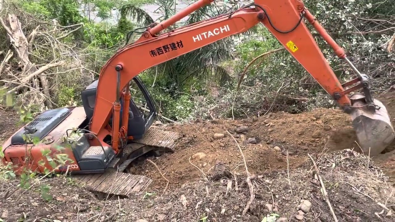 Hitachi PC200 excavator at work digging in a ravine - YouTube