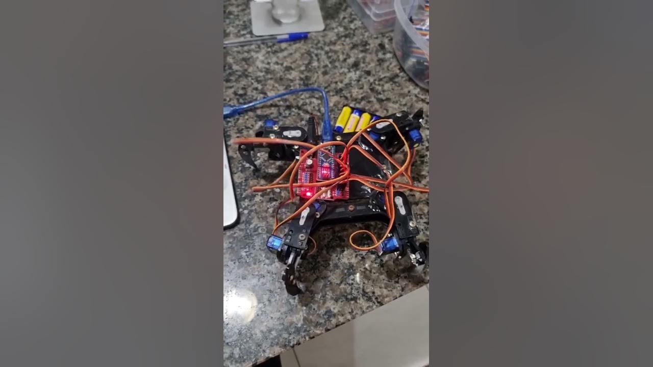 robô aranha arduino - YouTube