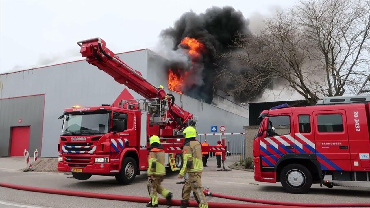 10-04-2023 - Zeer grote brand bij Axell Logistics op industrieterrein in Etten-Leur [GRIP 2 ...
