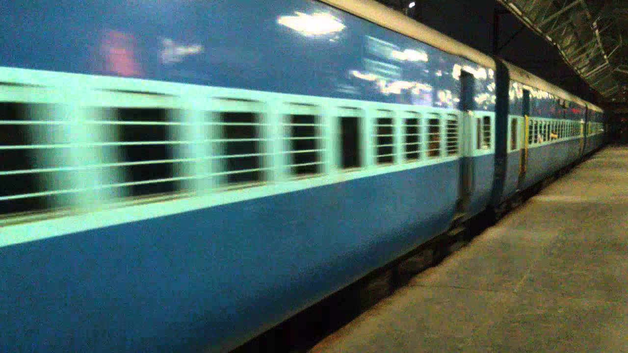19024 FZR BCT Janta Exp crossing Bandra - YouTube