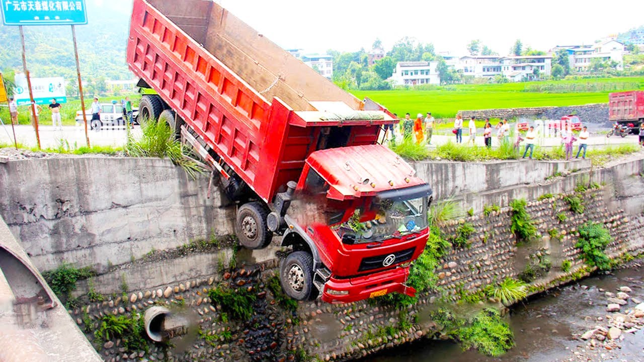 top-idiots-truck-crash-compilation-truck-smashing-into-car-giant