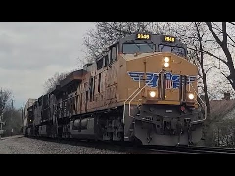 UP 2646 Leads A Intermodal Train At Arlington Heights. - YouTube