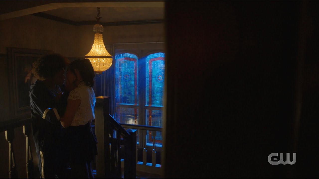 Legacies 3x04 MG and Alyssa kiss - YouTube