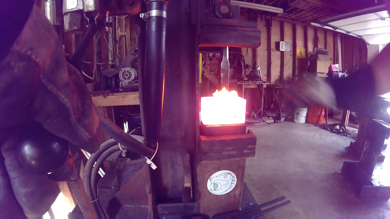 Forging a 10lb mild steel sledge hammer - YouTube