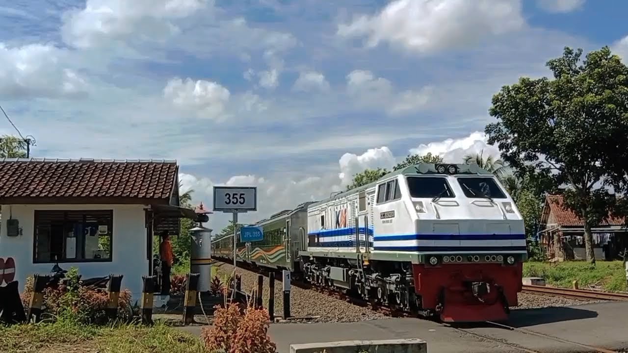 LOKOMOTIF VIRAL!! LOKOMOTIF CC203 WNB DUA GARIS BIRU!! - YouTube