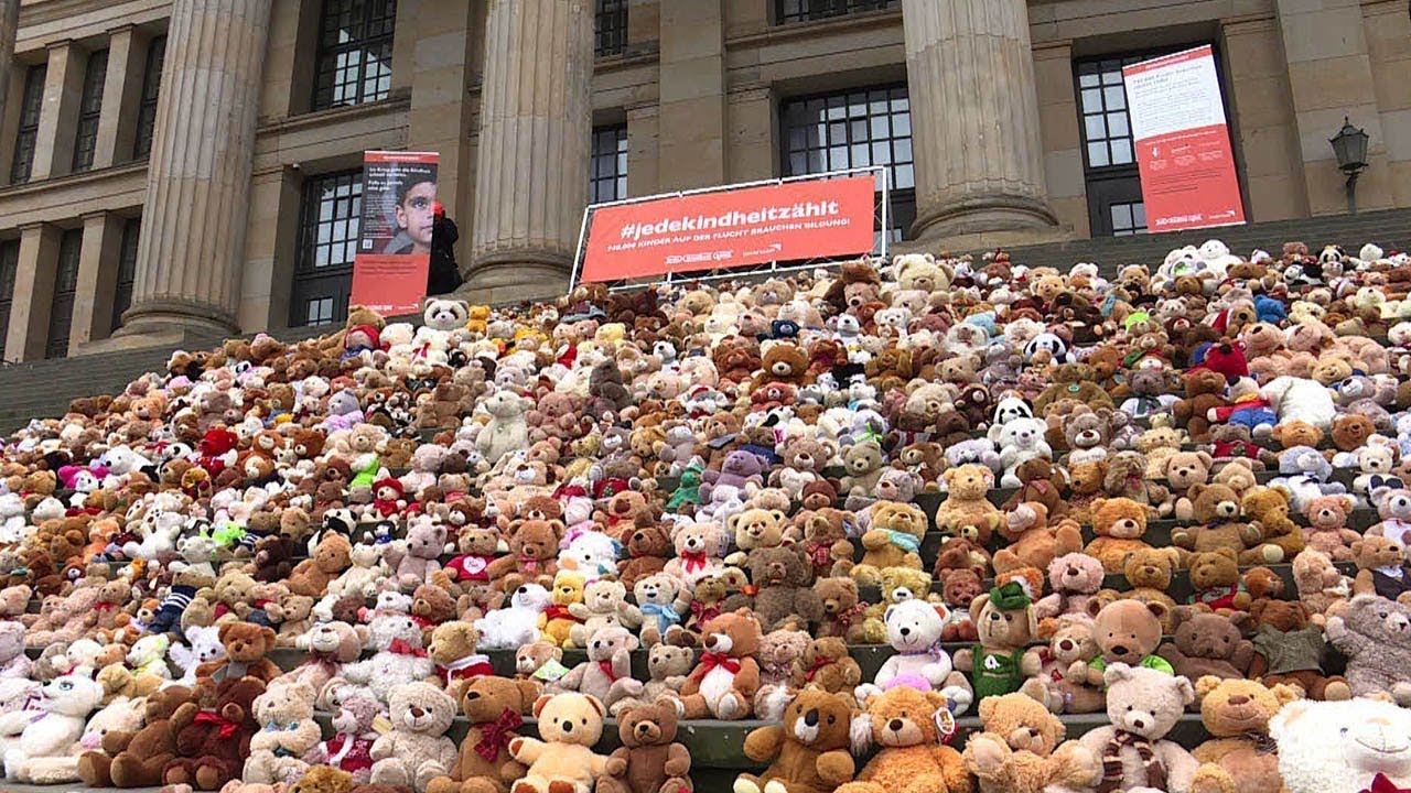 Hundreds of teddy bears in Berlin highlight suffering of Syrian ...