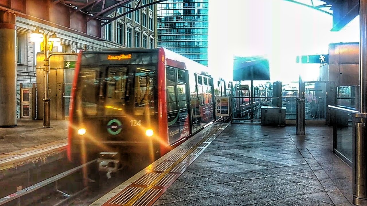 [DLR] Arrivée D'une B2K Stock En Gare de Canary Wharf - YouTube