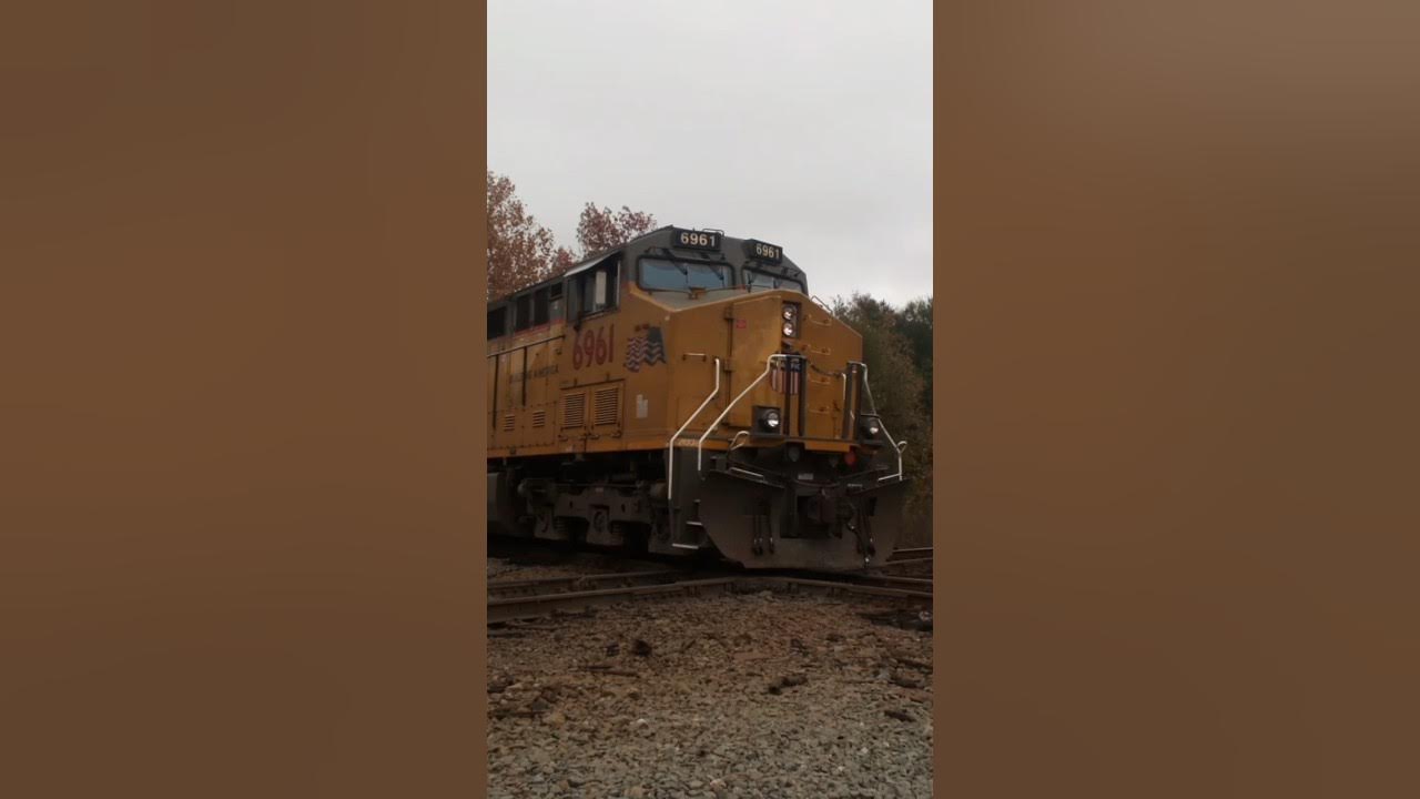 UP #6961 leads a slow SB UP LLJ61 towards Lake Charles, Louisiana!!! - YouTube