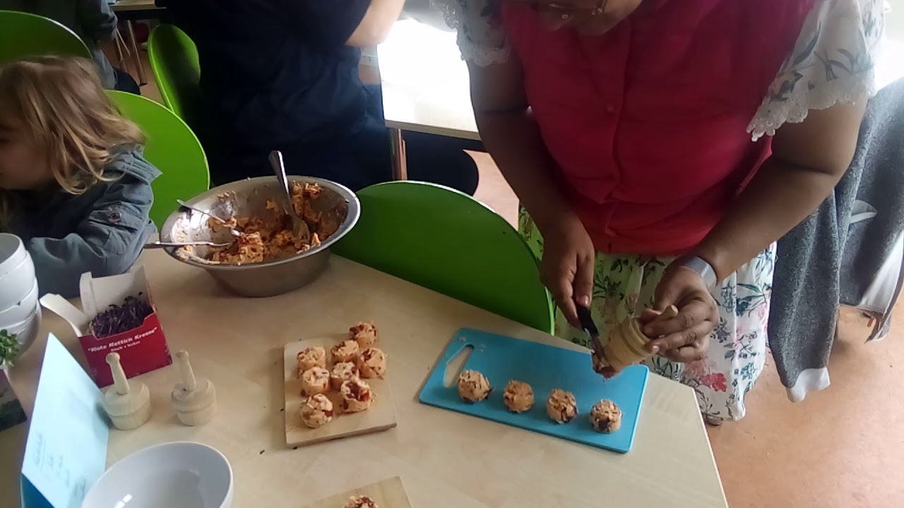 How to use wooden butter stamp (traditional German kitchen tool to ...