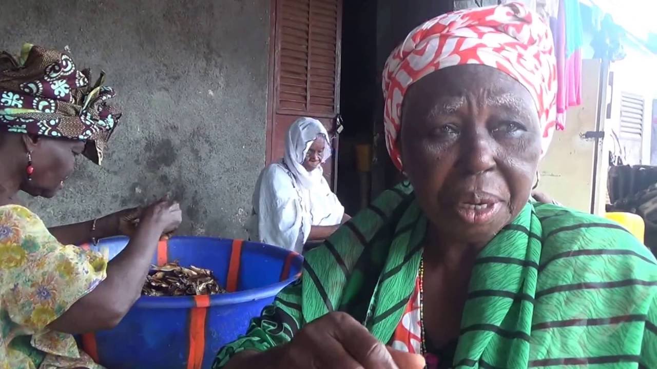 Les Fumeuses de poissons en Guinée - YouTube