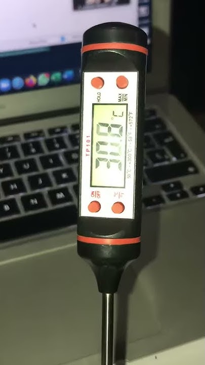 Medición de temperatura en agua caliente, con termómetro y termistor ...