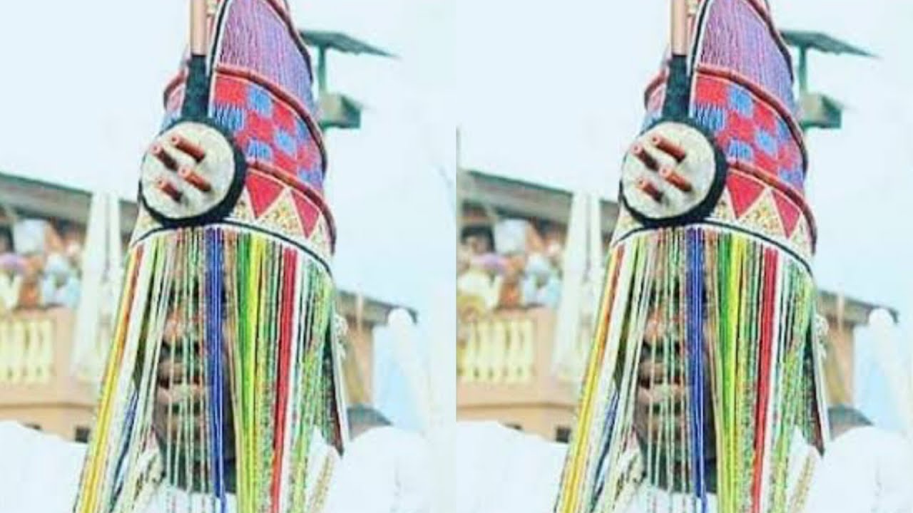 OONI CARRYING THE 50KG ANCIENT CROWN (ADE AARE) THAT HE WEARS JUST ONCE ...