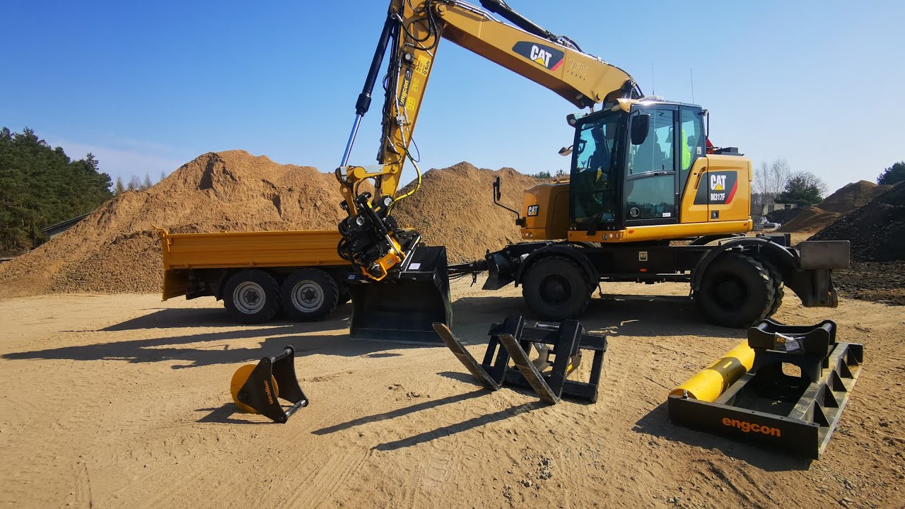CAT M317F początki z Engcon tiltrotator - YouTube