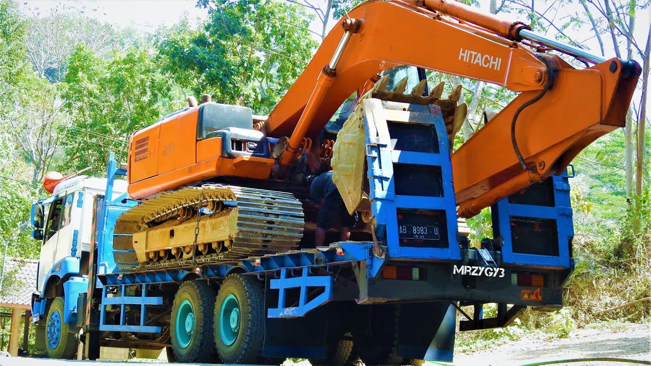 Excavator Transport Down The Hill By FAW Self Loader Truck Hitachi ...