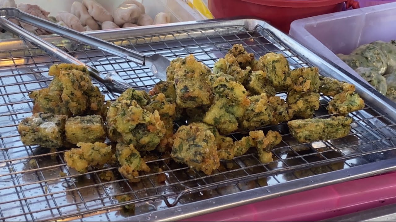 Kanom Gui Chai Tod (Fried Chinese Chive Cakes) - Thai Street Food - YouTube