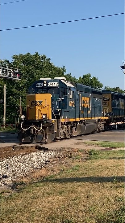 GP40-2 and SD40-3! - YouTube