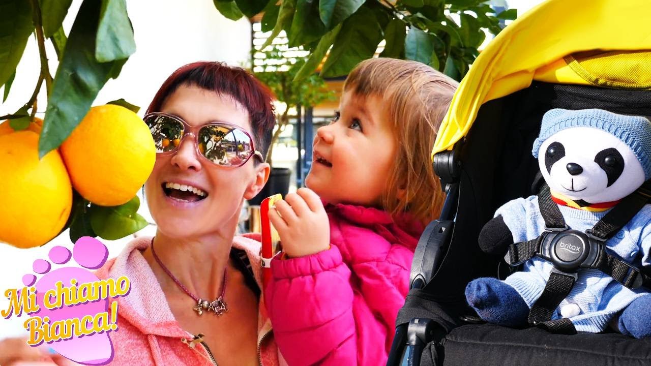 Mi chiamo Bianca. Una passeggiata con la mamma che gioca con le bambole ...