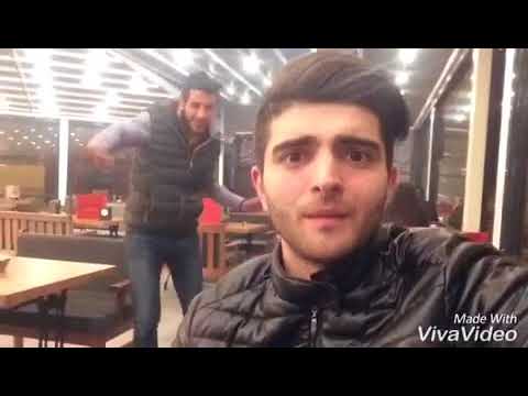 Arkadaşlarını överken arkadaşı yanına geldi.