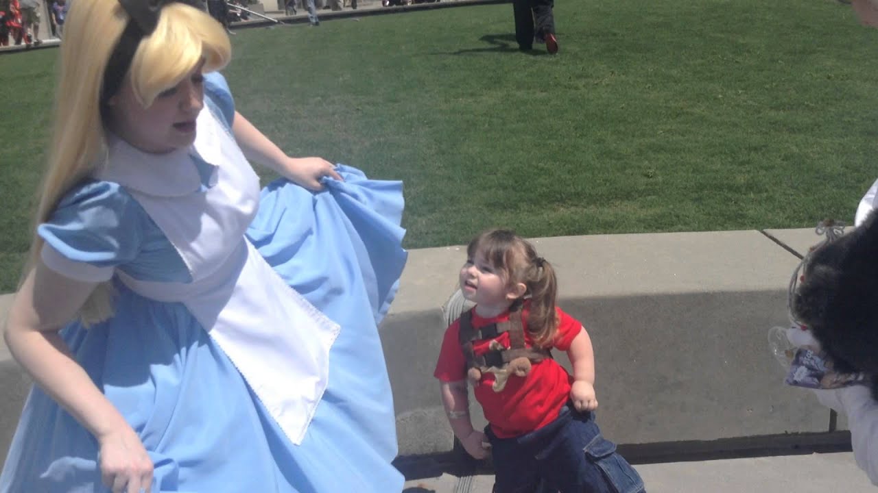 Momocon 2015 - Curtsy Lesson with Alice - YouTube