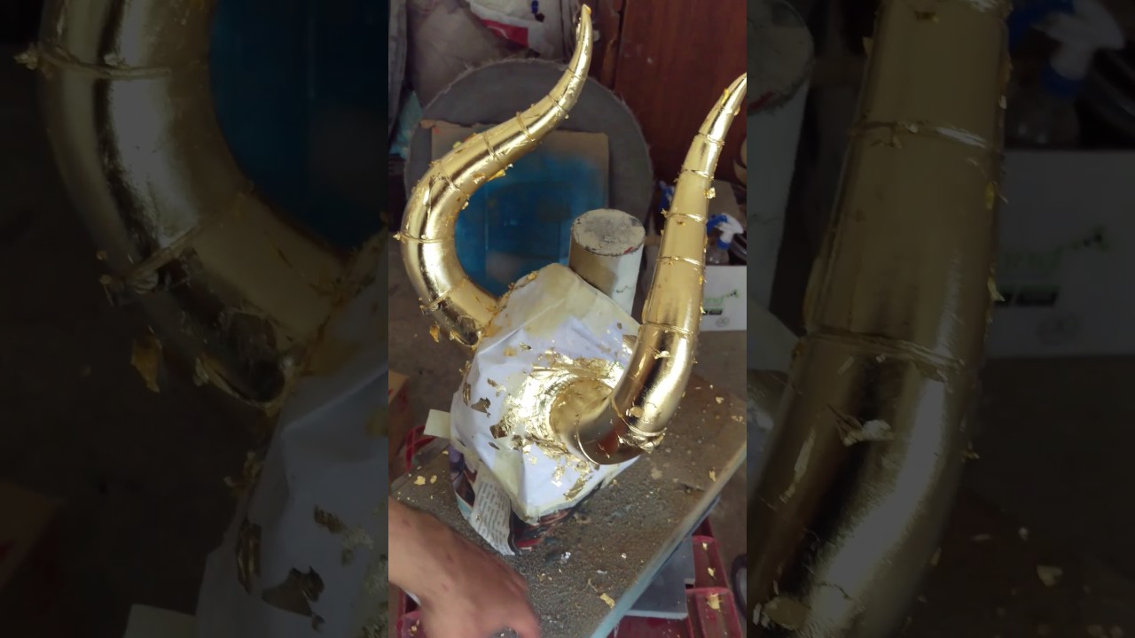 Casco de capricornio . Saint Seiya pan de oro - YouTube