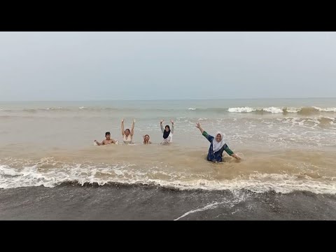 [ Liburan Mandi Di Laut Bareng Keluarga ]