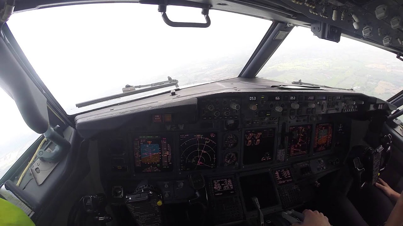 Boeing 737 Flight Deck - YouTube