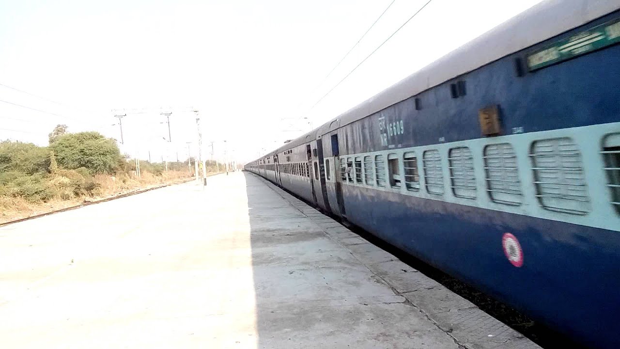 LDH's Hunk WDM-3A Powered 22452 CDG- BDTS SF Express Races Through ...