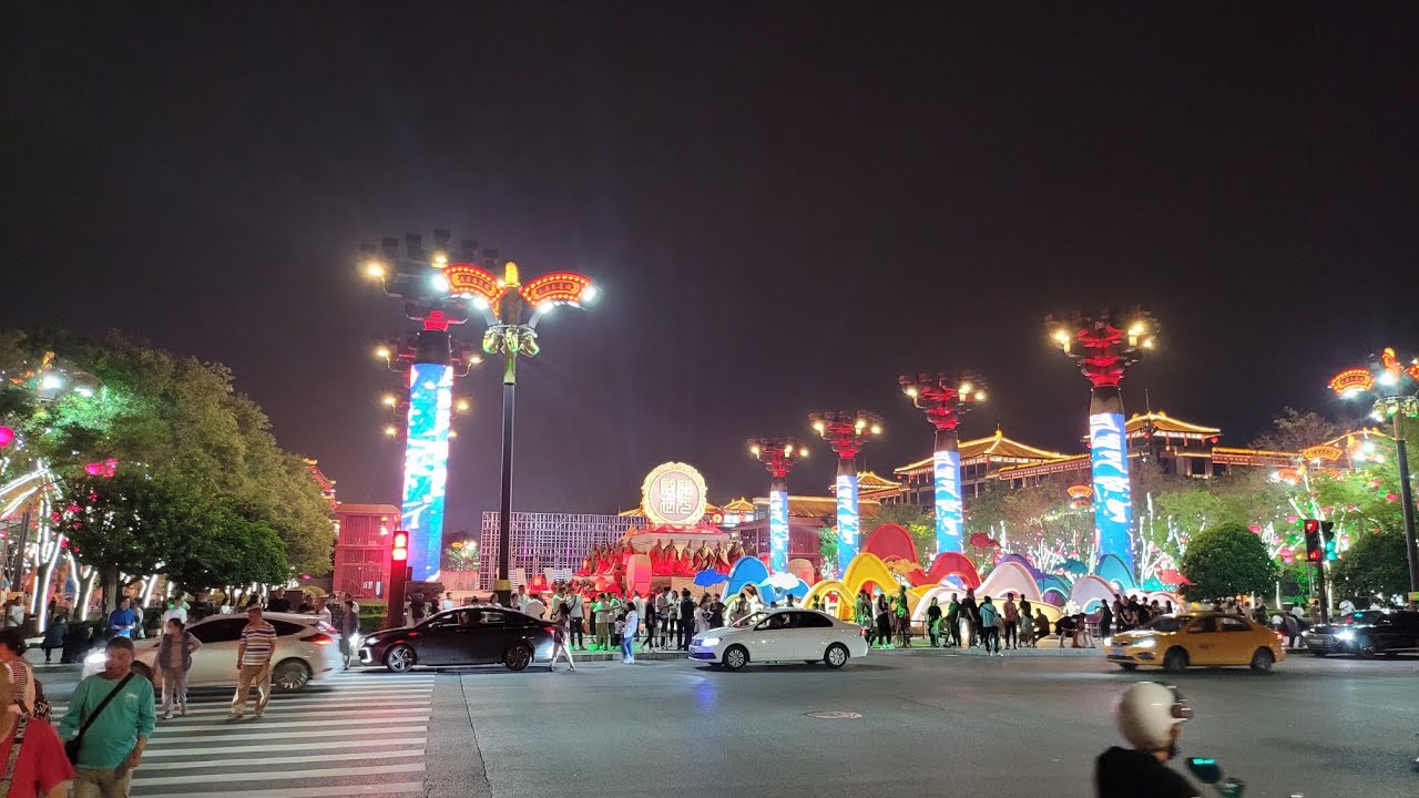 중국 서안 따탕부예청(대당불야성) 에서는 (Da Tang Bu Ye Cheng Street in Xian, China ...
